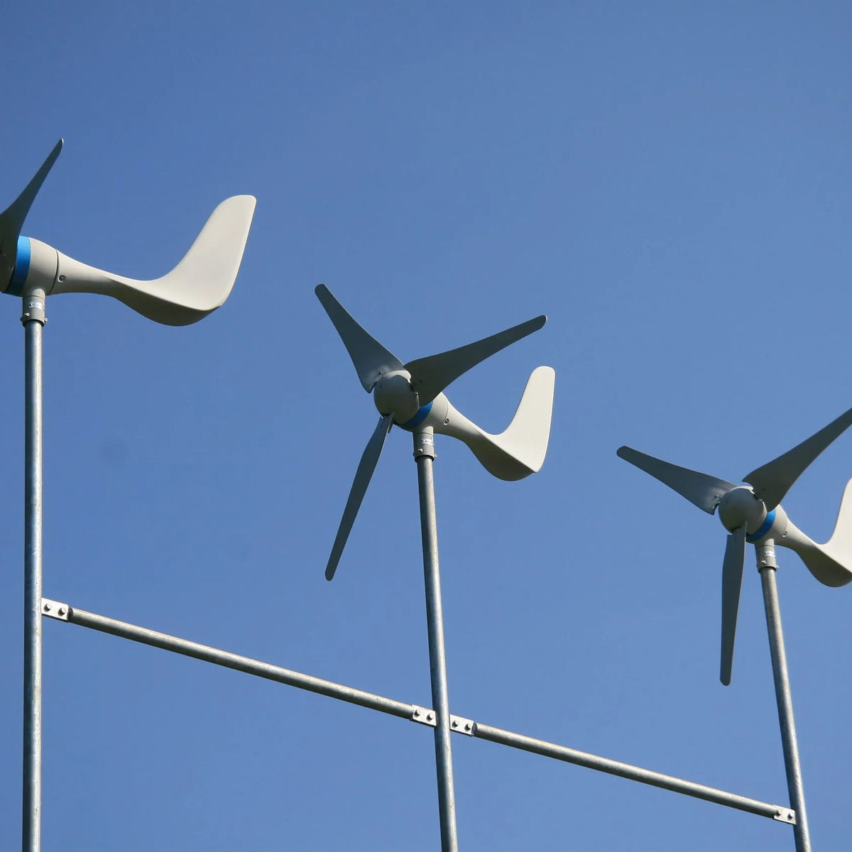 Why Automaxx uses MPPT charge controllers for wind turbines instead of